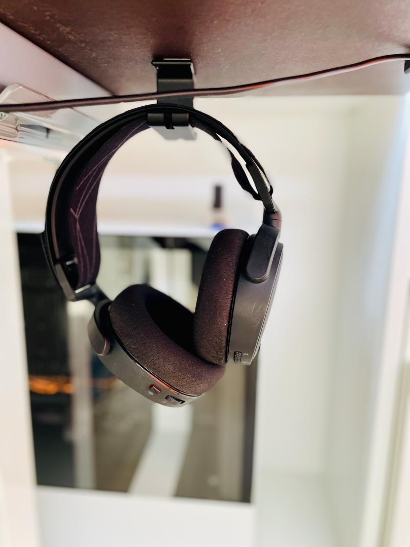 This Is the Ideal Clean White Gaming Setup Equally Suited to Work