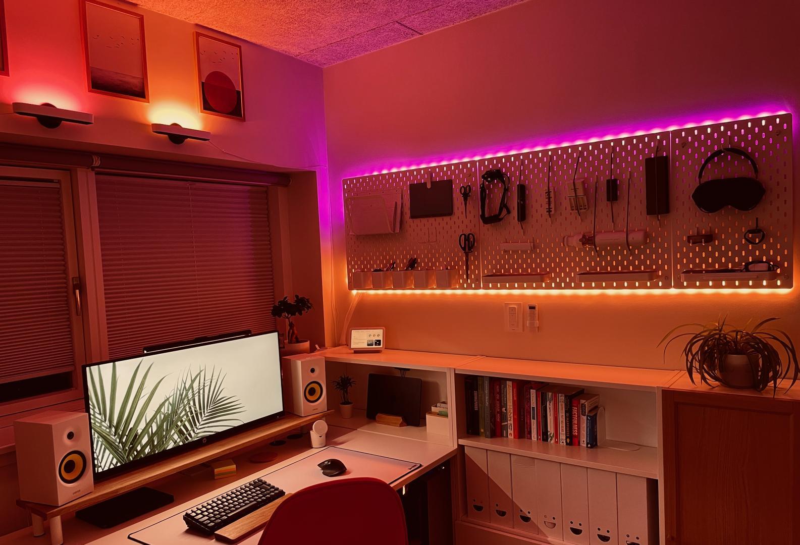 This Is the Ideal Clean White Gaming Setup Equally Suited to Work