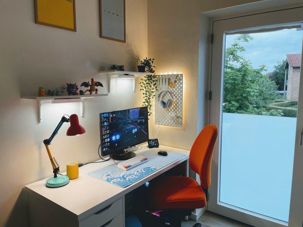 This Is the Ideal Clean White Gaming Setup Equally Suited to Work